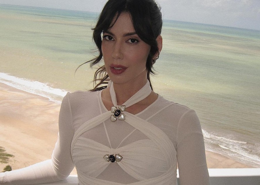 Camila Coutinho esbanja elegância ao posar com look grifado