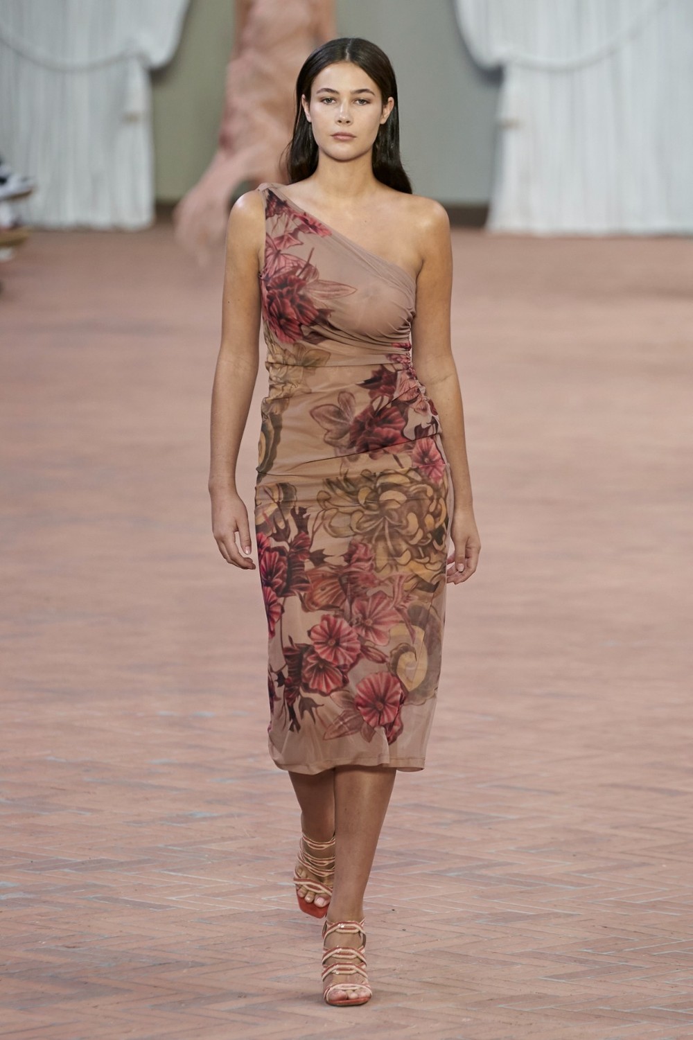 Grace Burns, filha de Christy Turlington, desfila na passarela em Milão