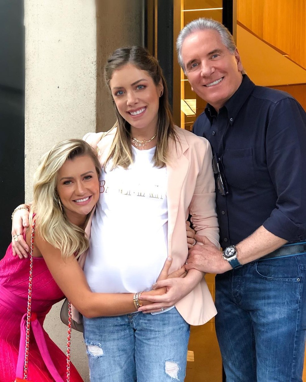 Ana Paula Siebert posa com a filha de Justus grávida e diz: 'Vódrasta'