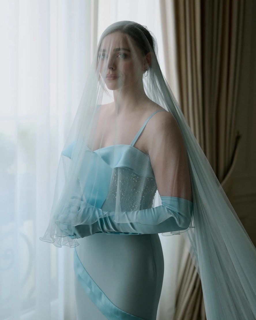 À la Cinderela: Chloë Grace Moretz se casa vestida de azul com a modelo Kate Harrison