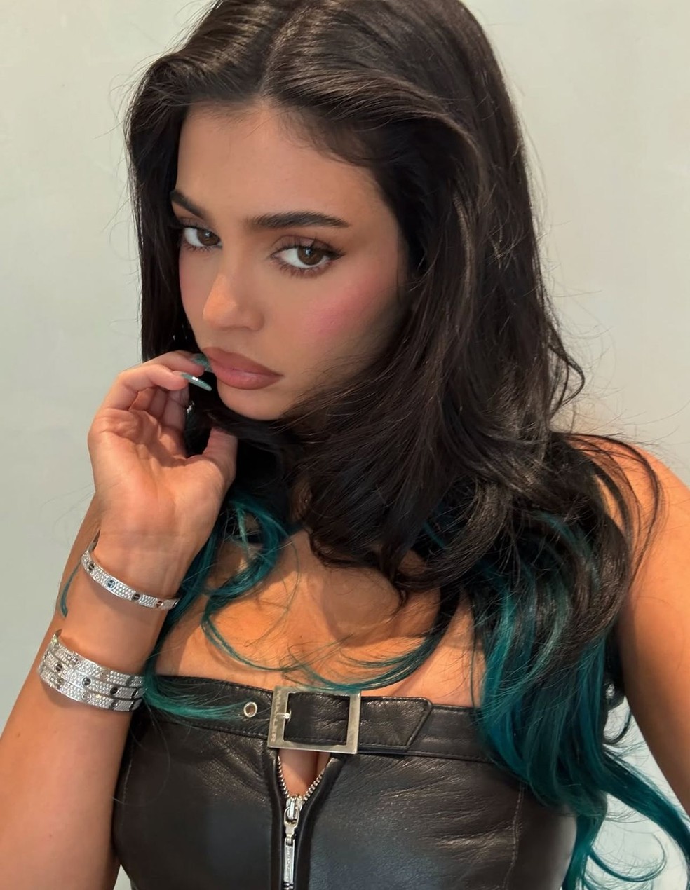 Kylie Jenner ressuscita a era “King Kylie” com visual dip-dye ousado