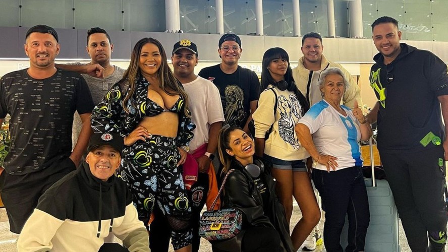 Lexa desembarca com a família em peso na Argentina