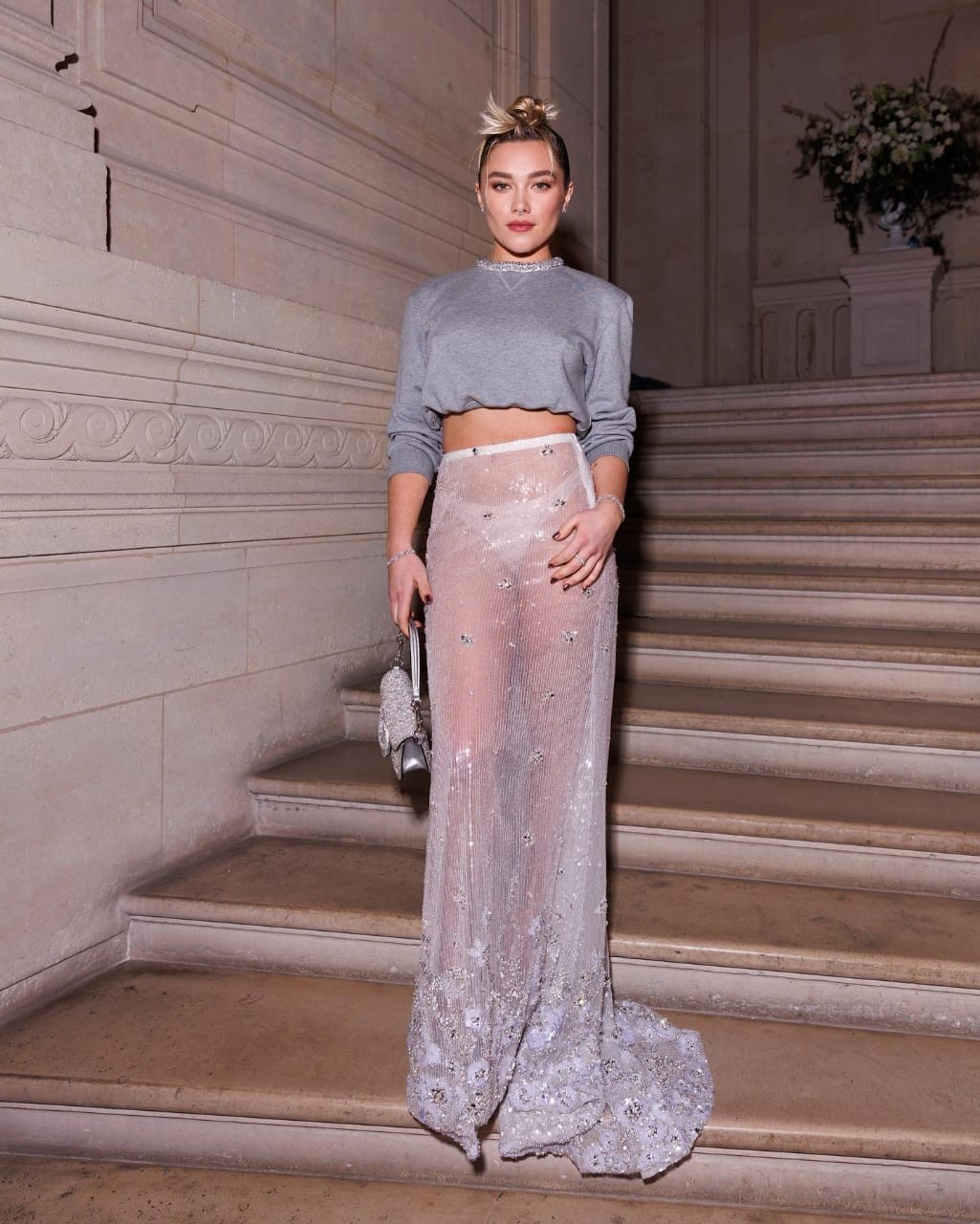 Florence Pugh usa look transparente em desfile da Valentino