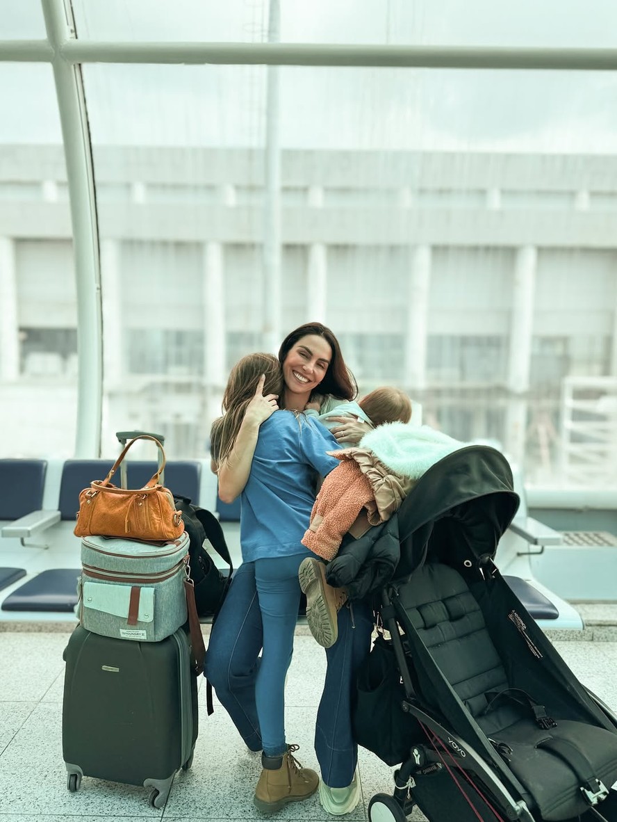 Mel Fronckowiak compartilha clique raro ao lado das filhas Nina e Cora