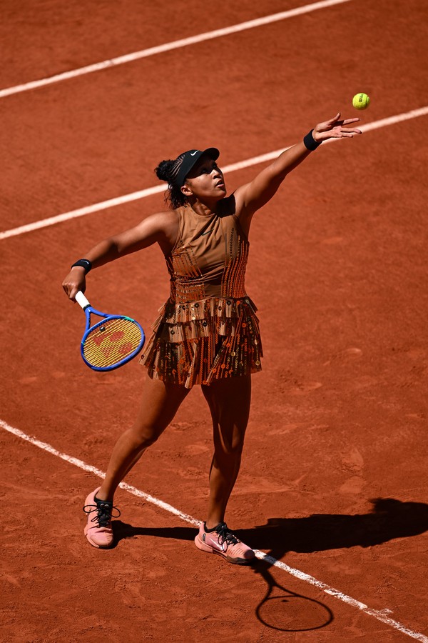 Naomi Osaka investe em look fashionista para estreia em Roland Garros