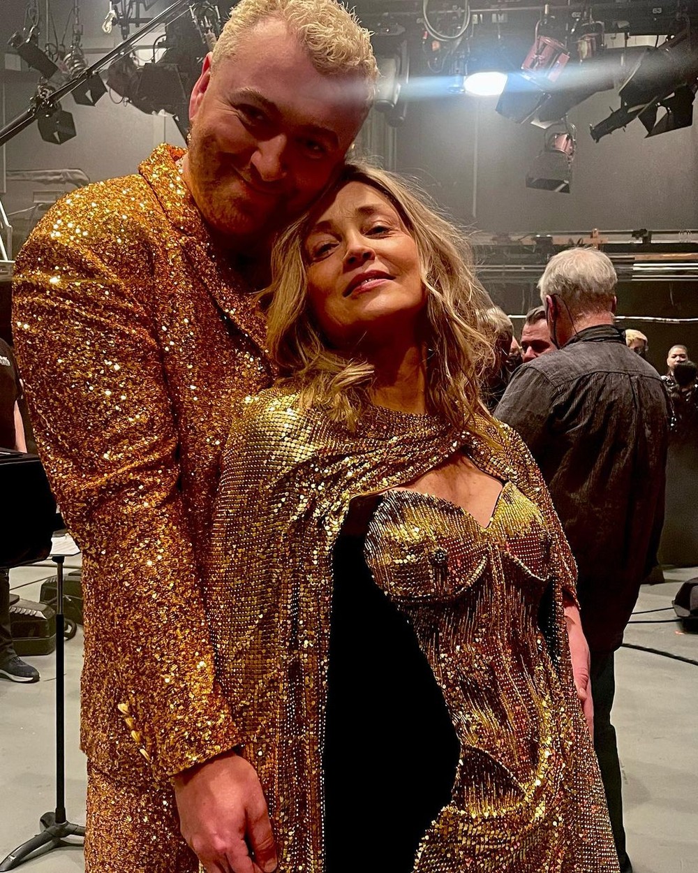 Aos 64, Sharon Stone esbanja sensualidade em performance com o cantor ...