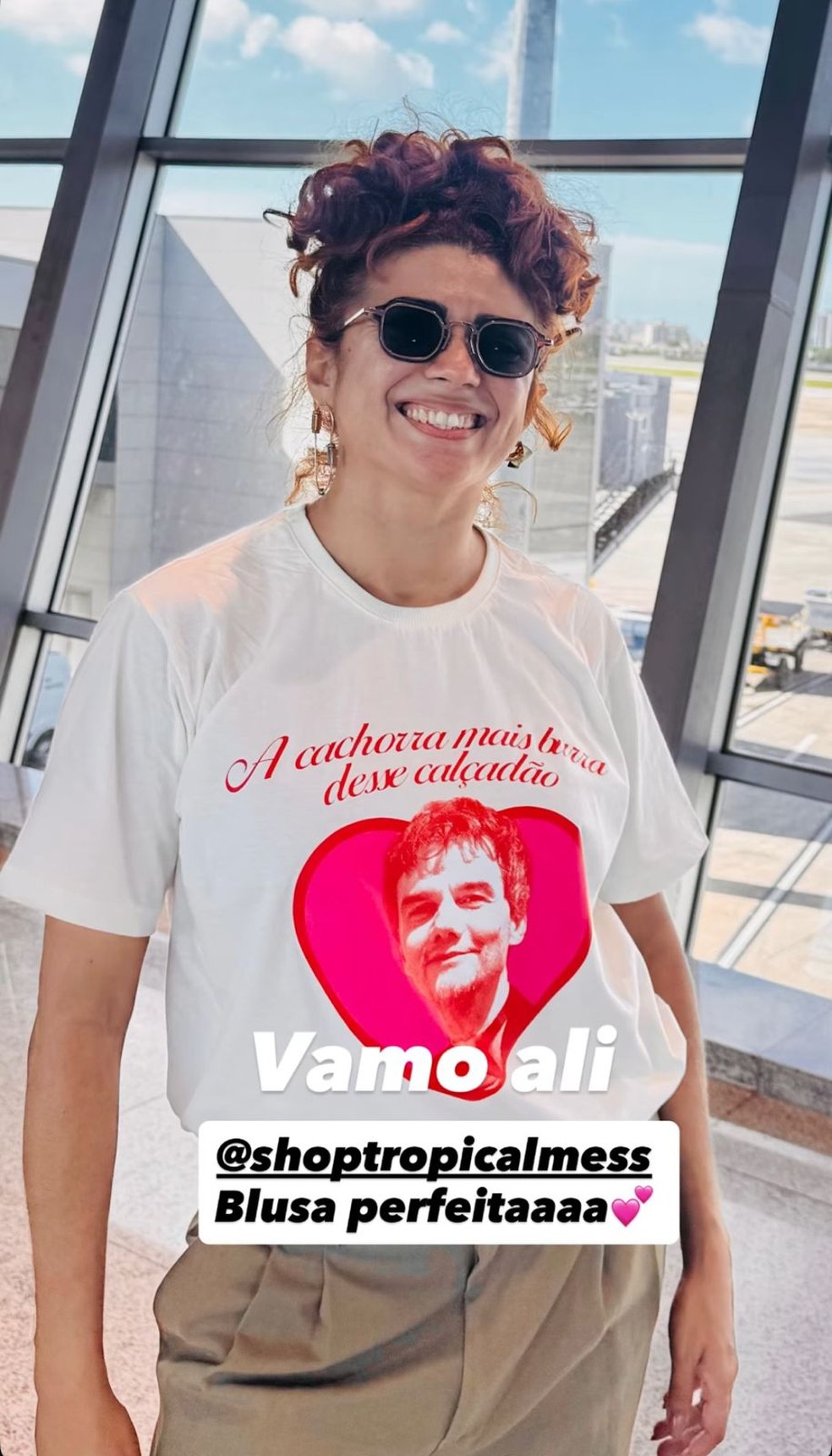 Geane Albuquerque, de O Agente Secreto, estampa torcida com frase ...
