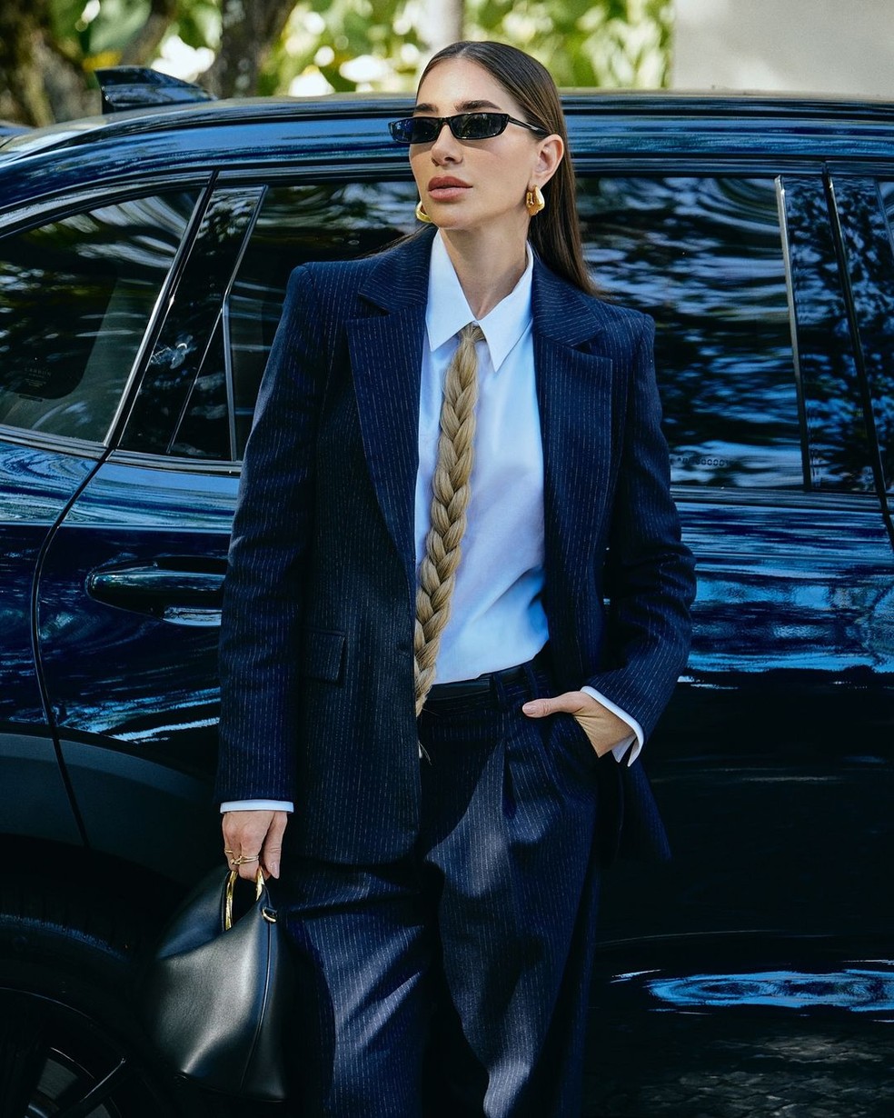 Romana Novais aposta em acessório exótico para compor look e fãs reagem ...