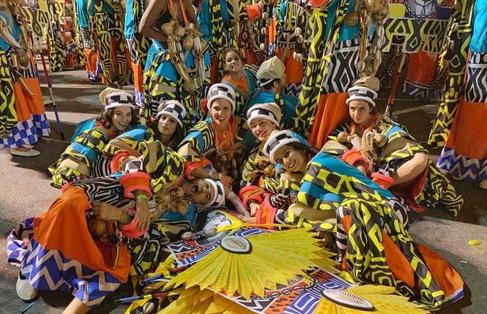 Grupo de famosos se reúnem em ala da Mangueira