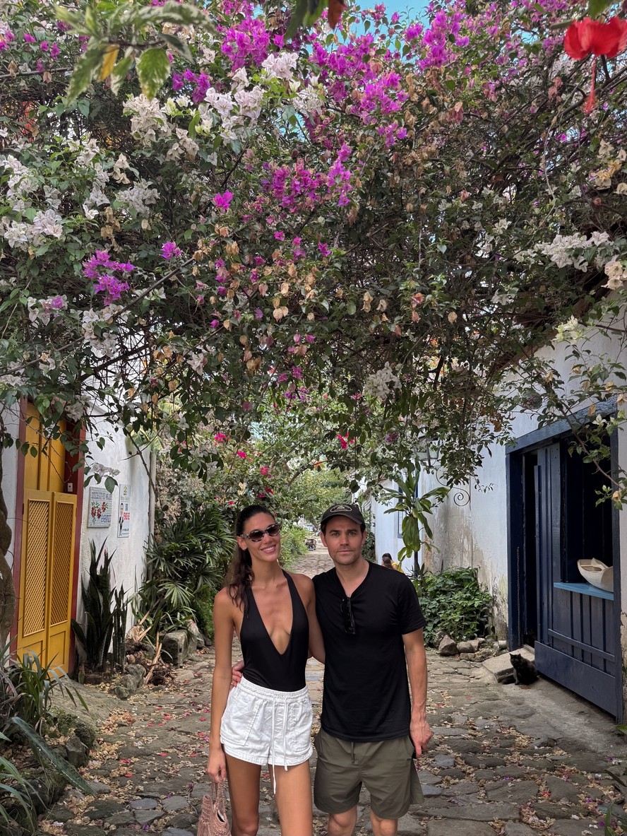 Paul Wesley, ator de 'The Vampire Diaries', passeia em Paraty com a noiva