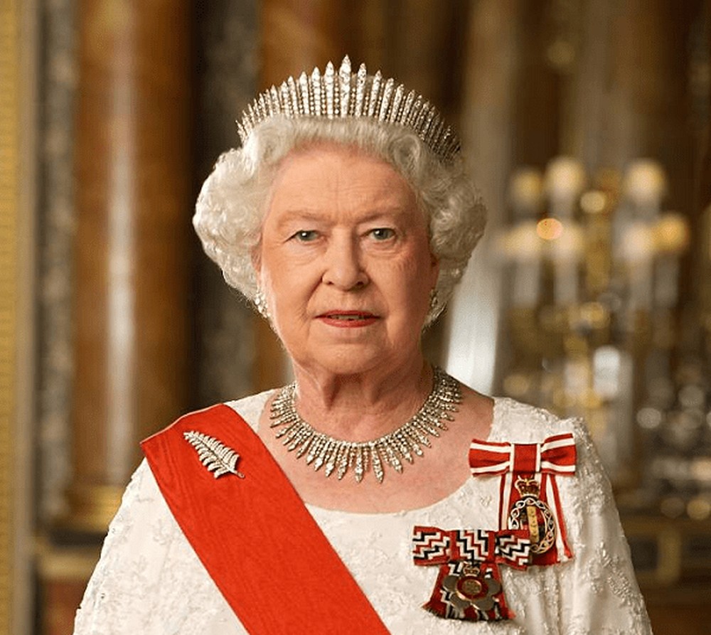Rainha Camilla participa de evento com colar de diamantes que era de ...