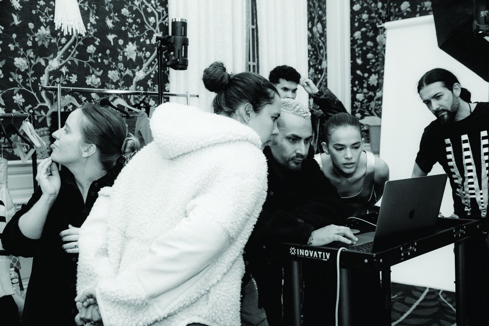 Com quantos looks se faz um editorial de moda com Bruna Marquezine?