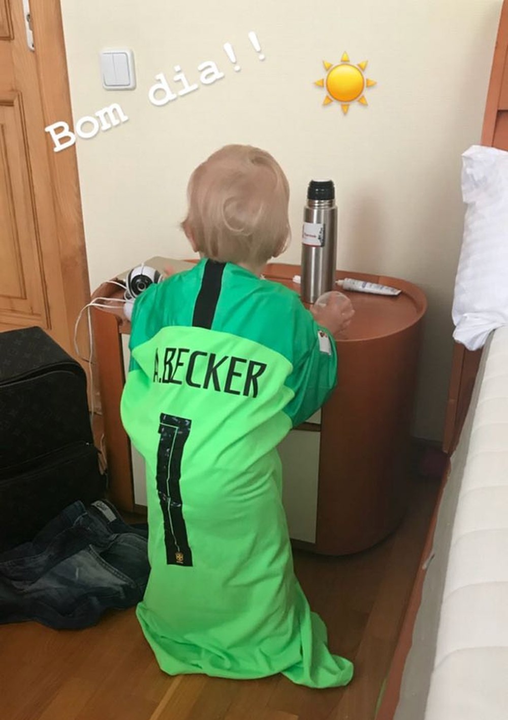 Alisson Becker mostra filha com sua camiseta da Seleção Brasileira