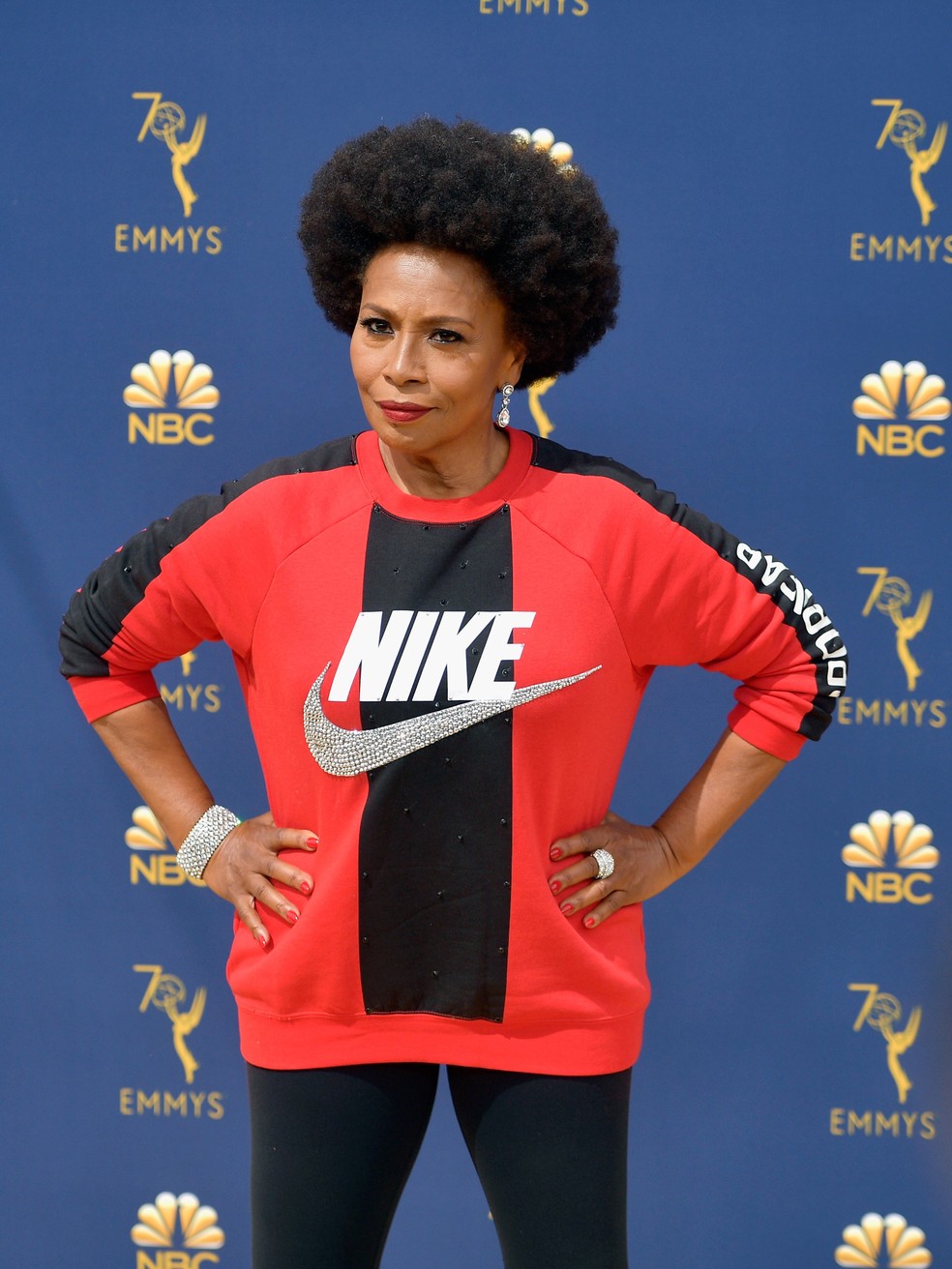 Jennifer Lewis surge com moletom no tapete vermelho do Emmy