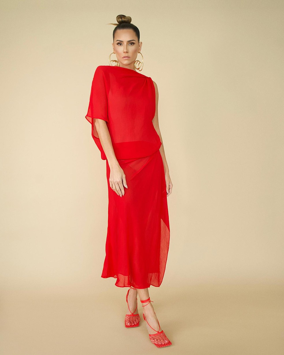 Deborah Secco esbanja elegância com look all red