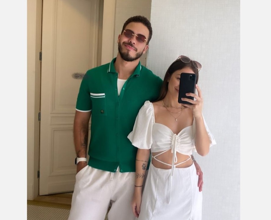 Ronald exibe momento raro ao lado da namorada: 'Meu gato'