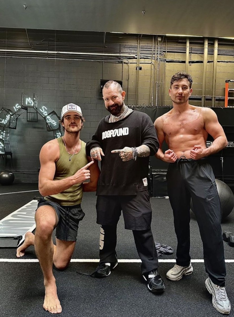 Jacob Elordi e Barry Keoghan exibem músculos definidos em pose pós treino