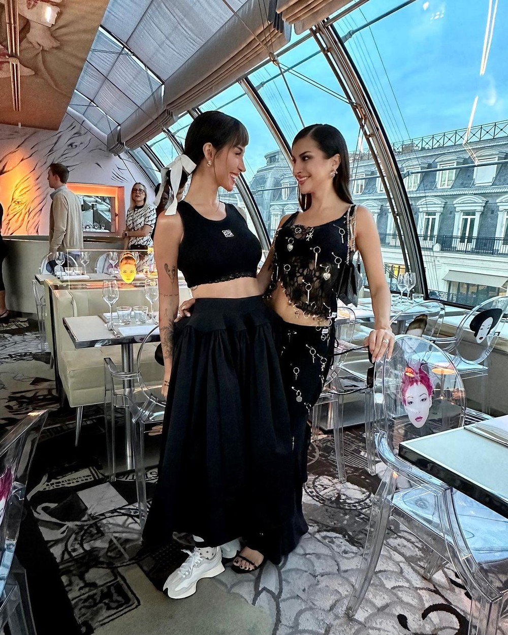 Em Paris, Bianca Andrade surge de franjinha e look fashionista de plástico
