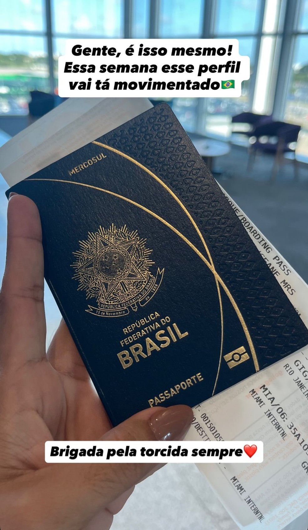 Geane Albuquerque, de O Agente Secreto, estampa torcida com frase ...