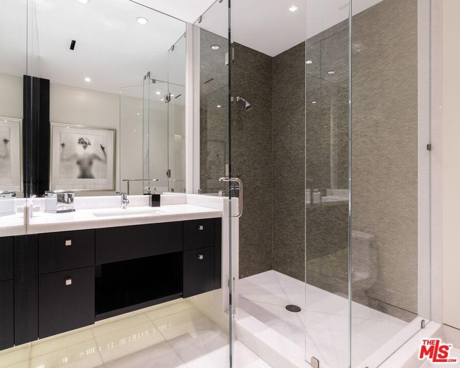 Ozzy e Sharon Osbourne colocam apartamento em LA à venda por R$ 23 ...