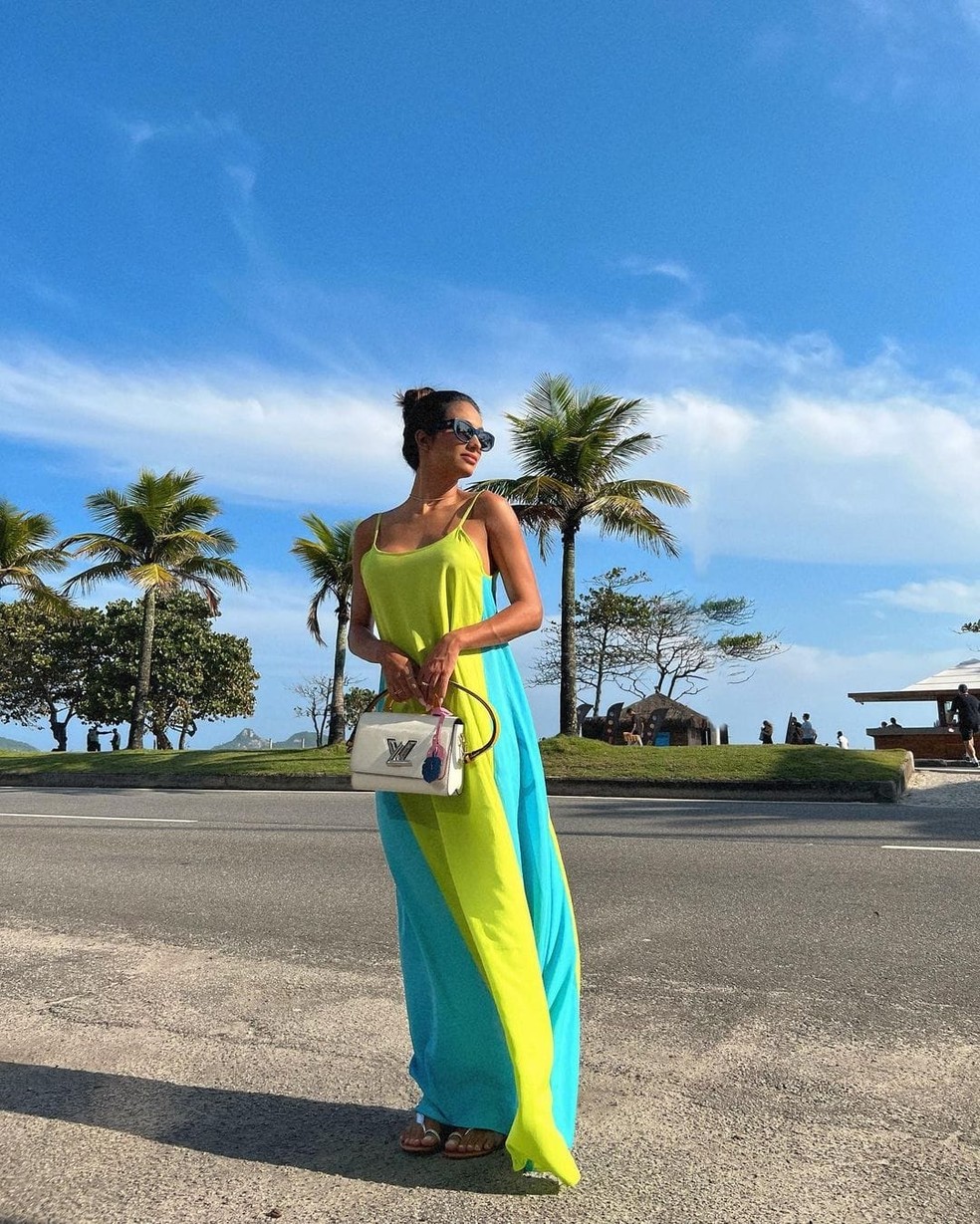 Carol Ramiro elege look com as cores do Brasil para posar em cenário ...