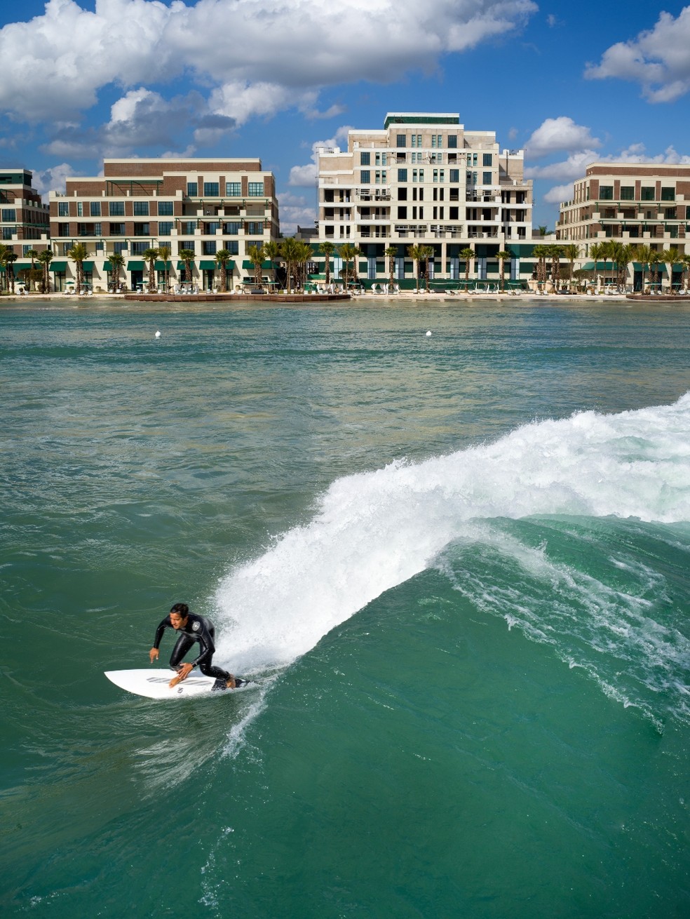 Novas piscinas de ondas artificiais no Brasil atraem surfistas e ...