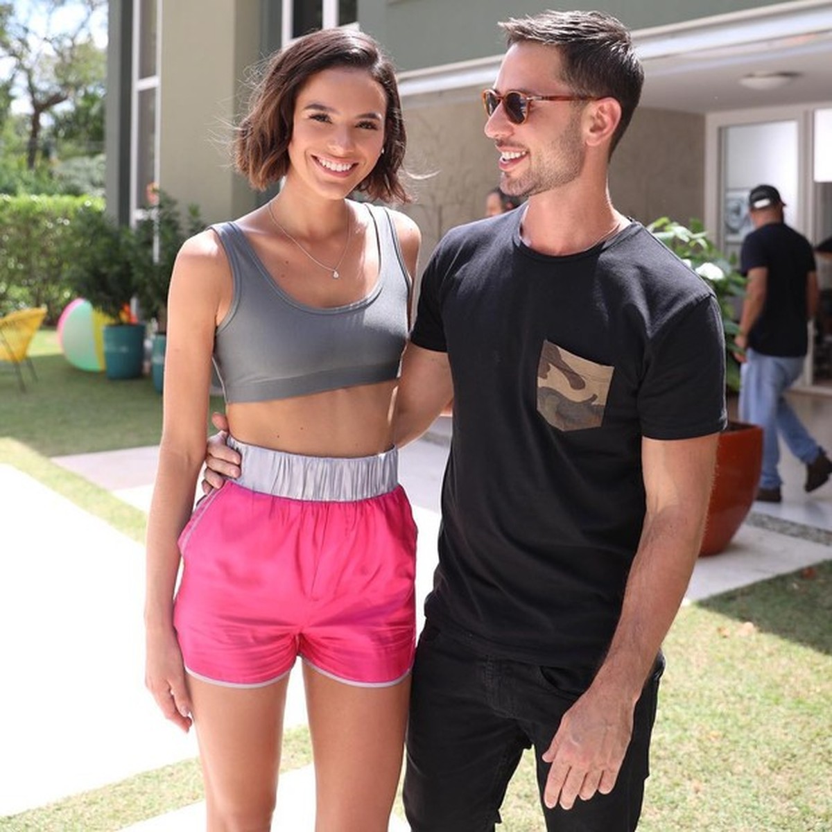 Bruna Marquezine posa com Caio Fischer e fãs 'shippam' casal