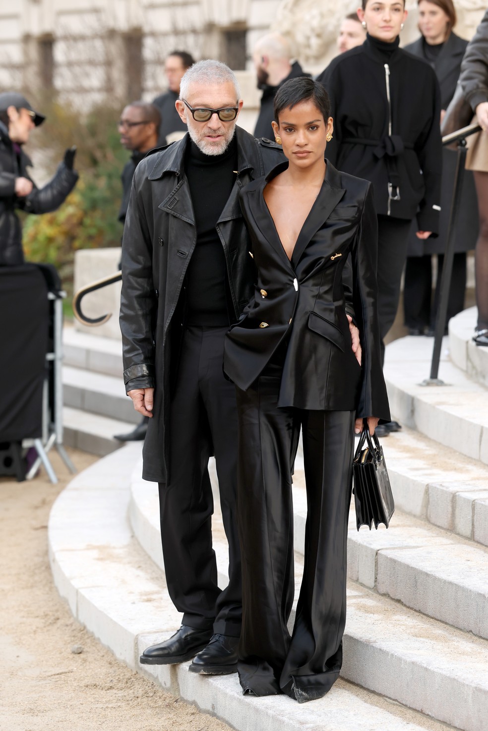 Narah Baptista e Vincent Cassel marcam presença em desfile em Paris
