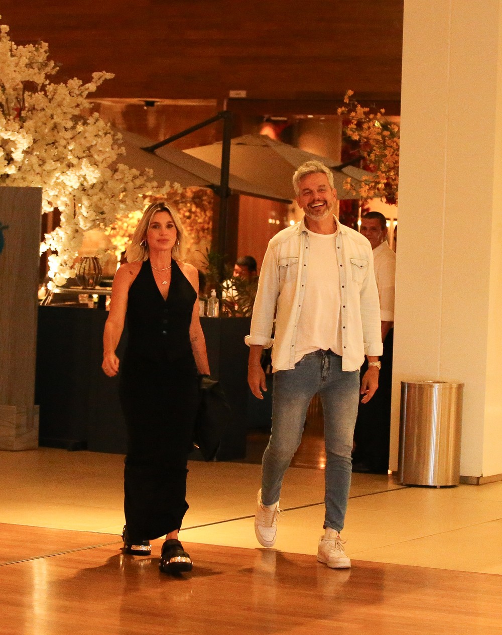 Otaviano Costa e Flávia Alessandra trocam beijos em restaurante japonês