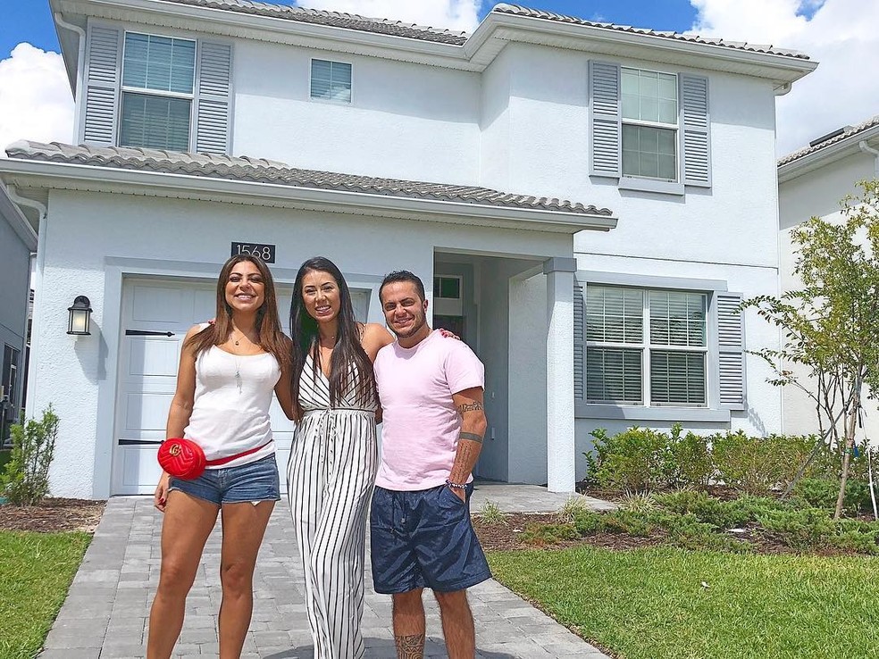 Thammy Miranda posa em frente a casa de Orlando: 'Estamos chiques demais'
