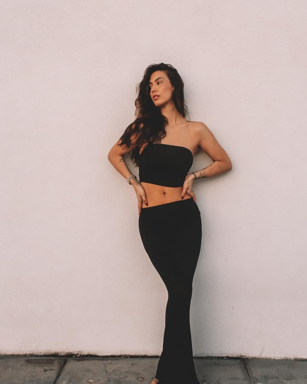 Gabi Brandt exibe looks fashionistas em cenário encantador