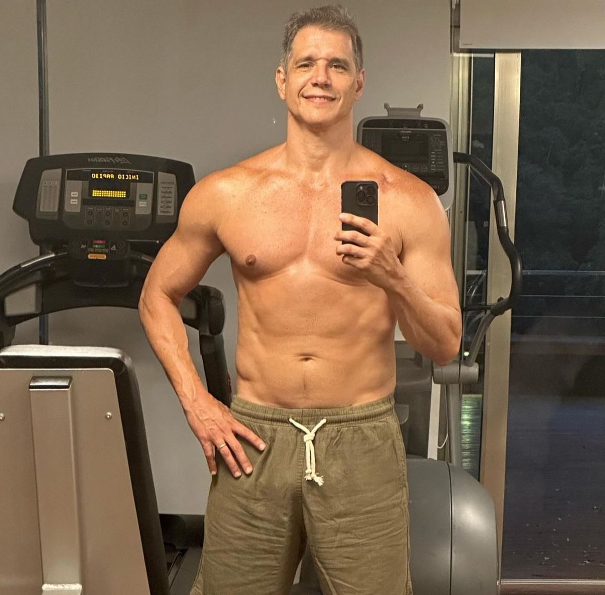 Marcio Garcia inicia a semana academia: 'Tá pago'