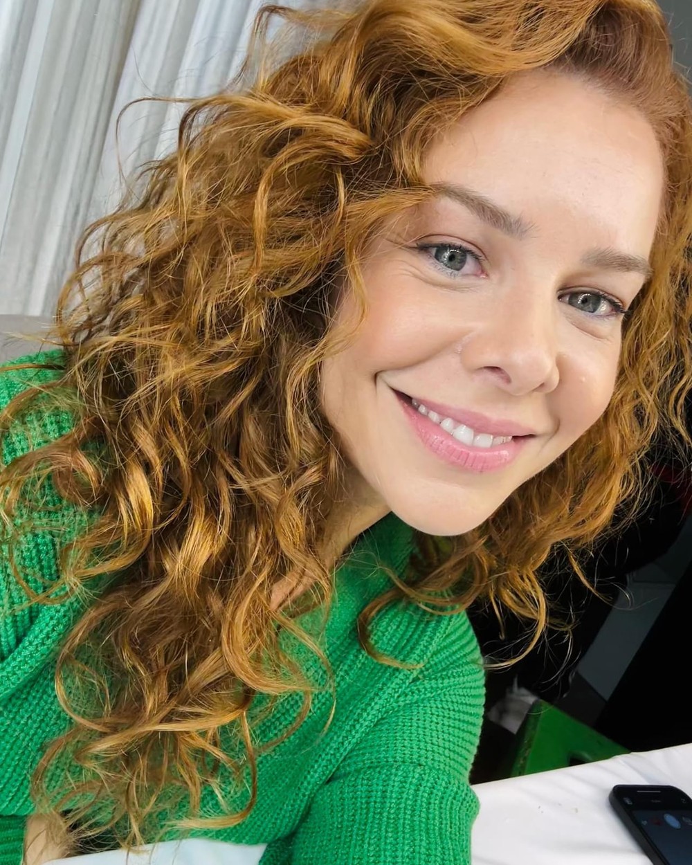 Fernanda Souza encanta web ao esbanjar beleza natural