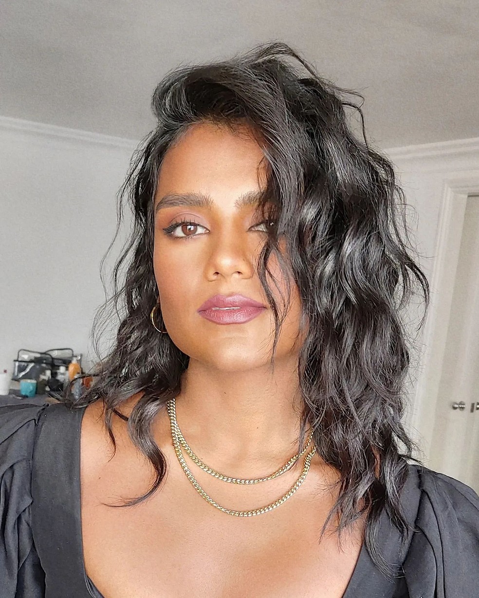 Cabelo jogado para o lado, o truque fácil que as famosas amam para ...