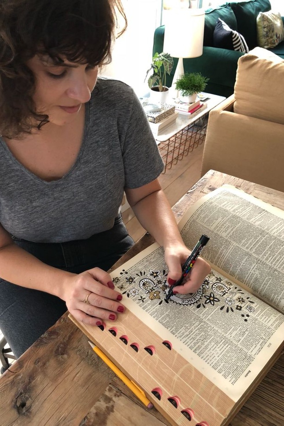 Ana Strumpf ilustra dicionário de 1980 para Beth Bugdaycay, da Foundrae