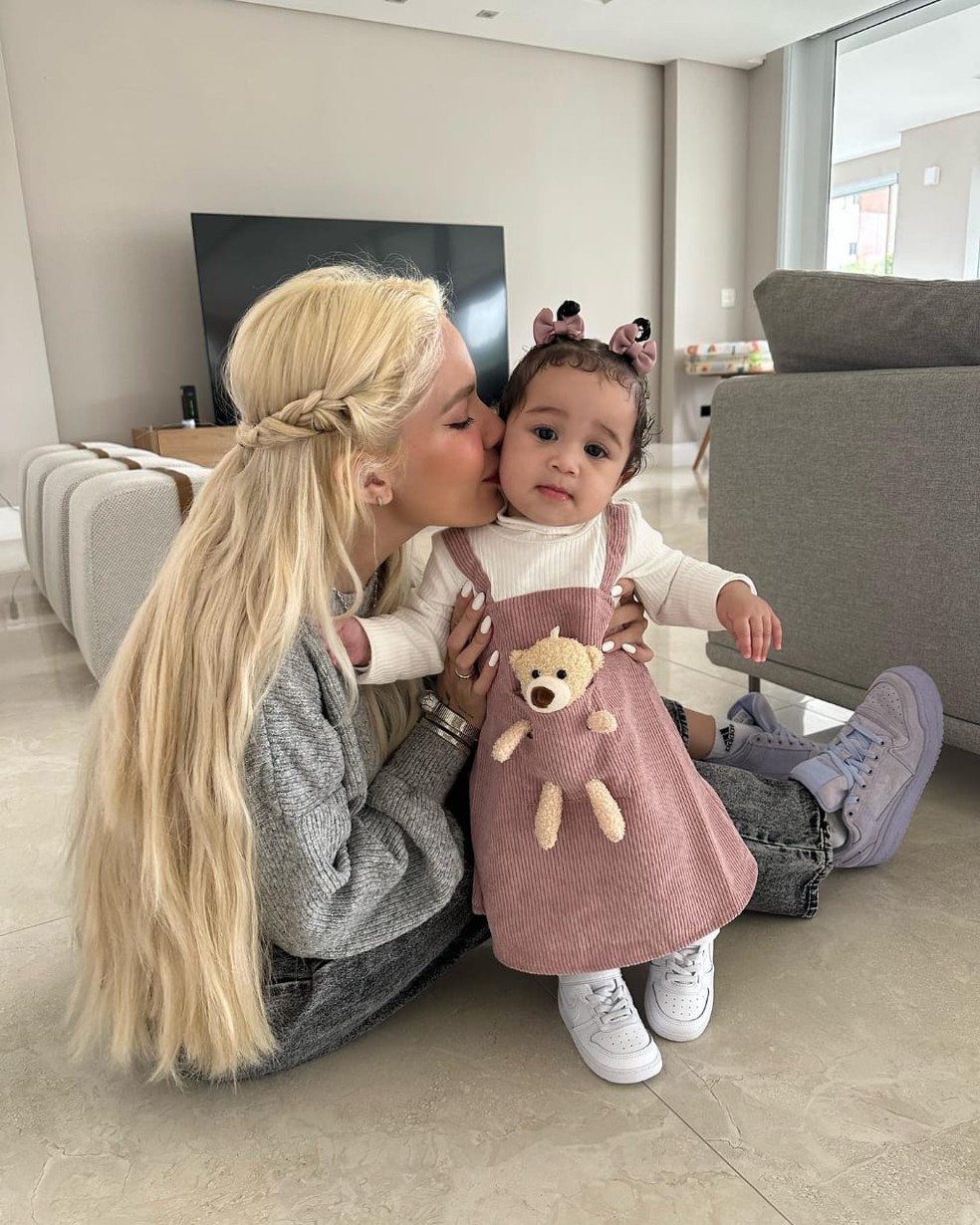 Karoline Lima celebra os 27 anos ao lado da filha e de Gui Araujo