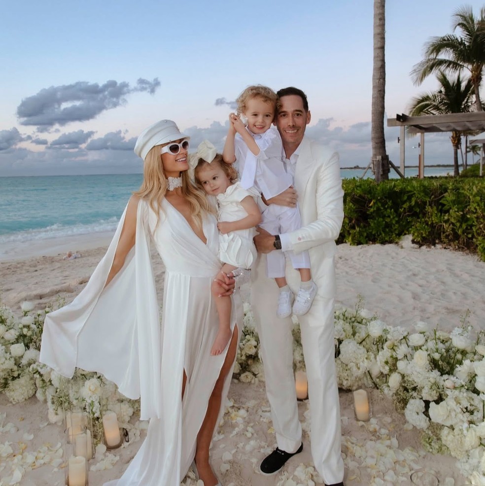 Paris Hilton renova votos de casamento com Carter Reum