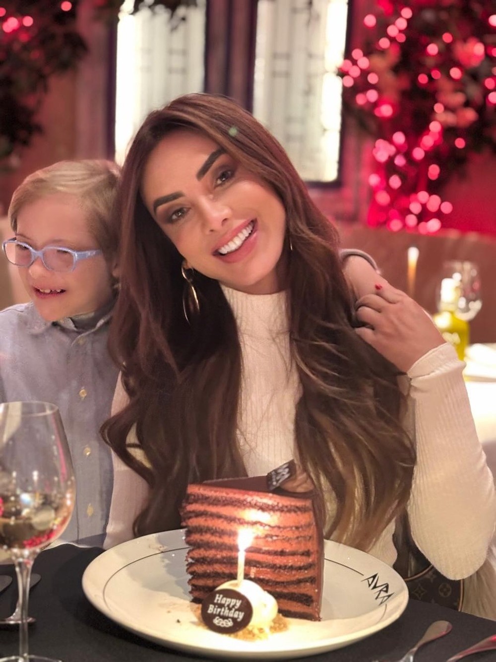 Ao lado da mãe, Nicole Bahls comemora aniversário intimista em NY ...