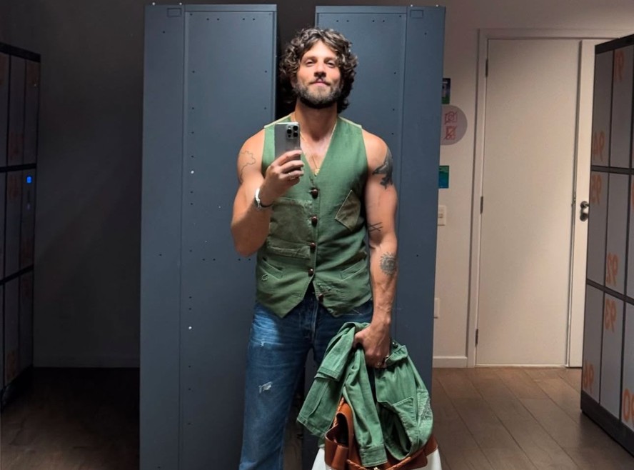 Chay Suede exibe selfies no espelho e pede opinião