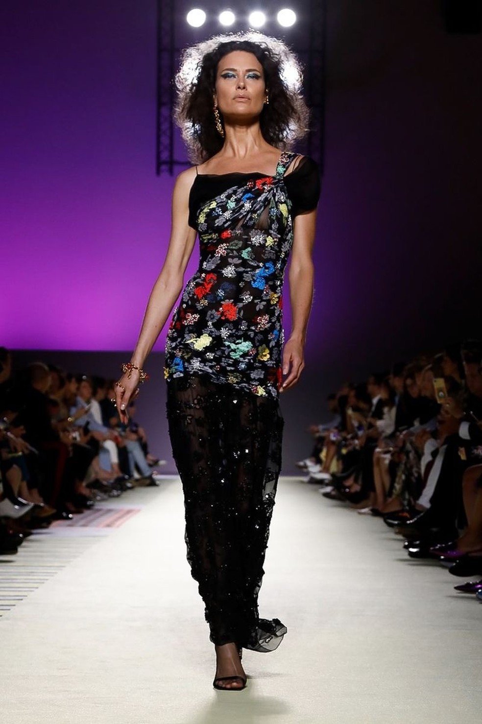 Shalom Harlow retorna à passarela no desfile de verão 2019 da Versace