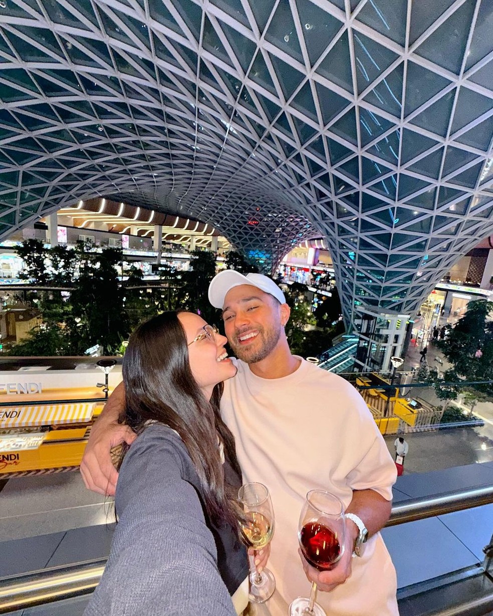 André Luiz Frambach abre álbum de fotos ao lado de Larissa Manoela no Qatar