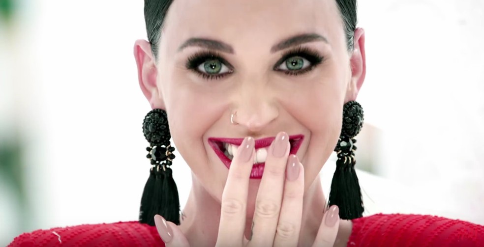 Katy Perry é uma fada natalina na nova campanha da H&M