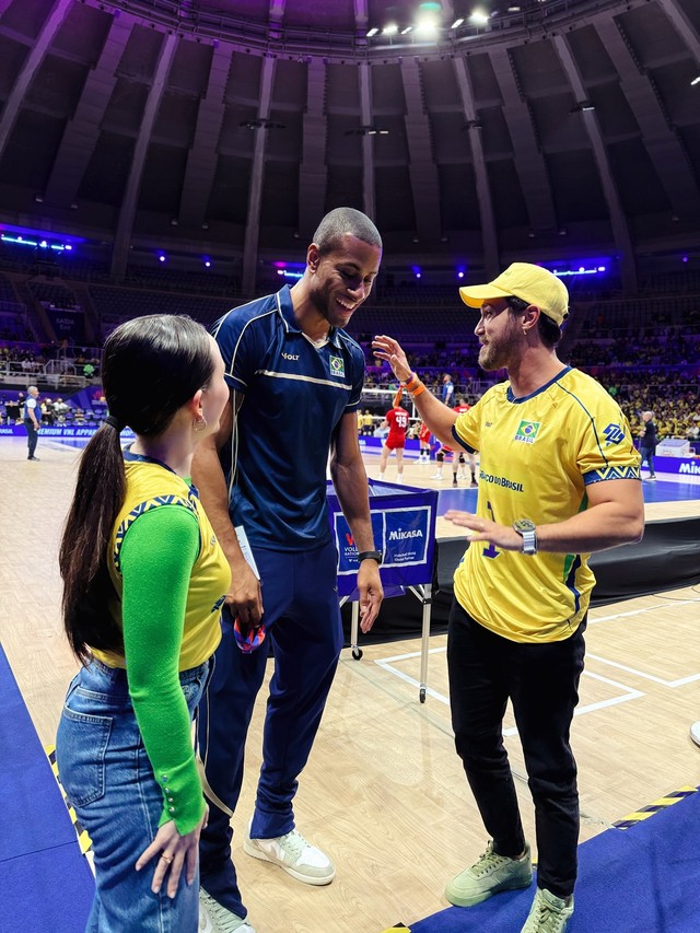 André Luiz Frambach confere partida de vôlei com Larissa Manoela: 'Que ...