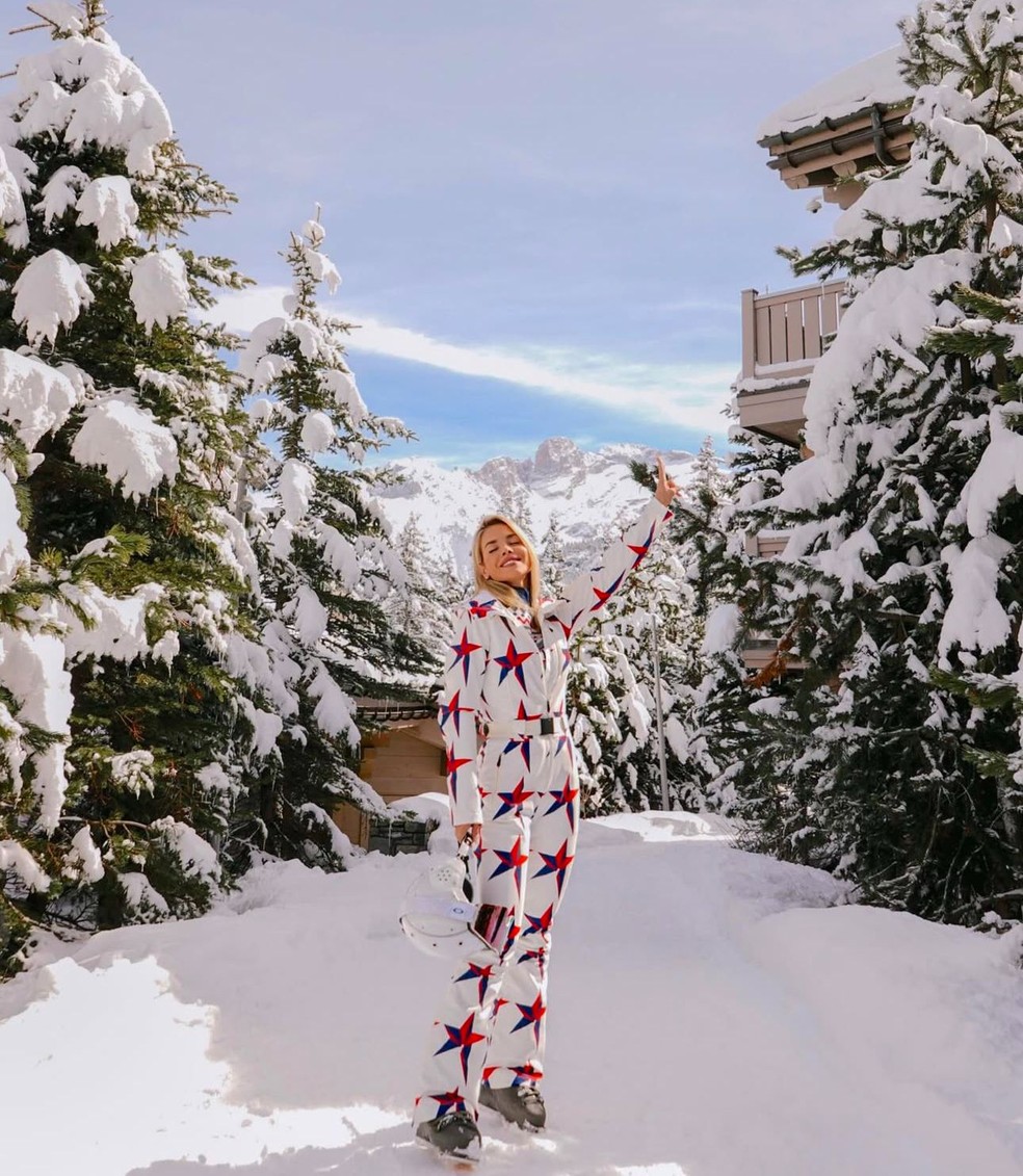 Monique Alfradique posa em meio à neve dos alpes franceses