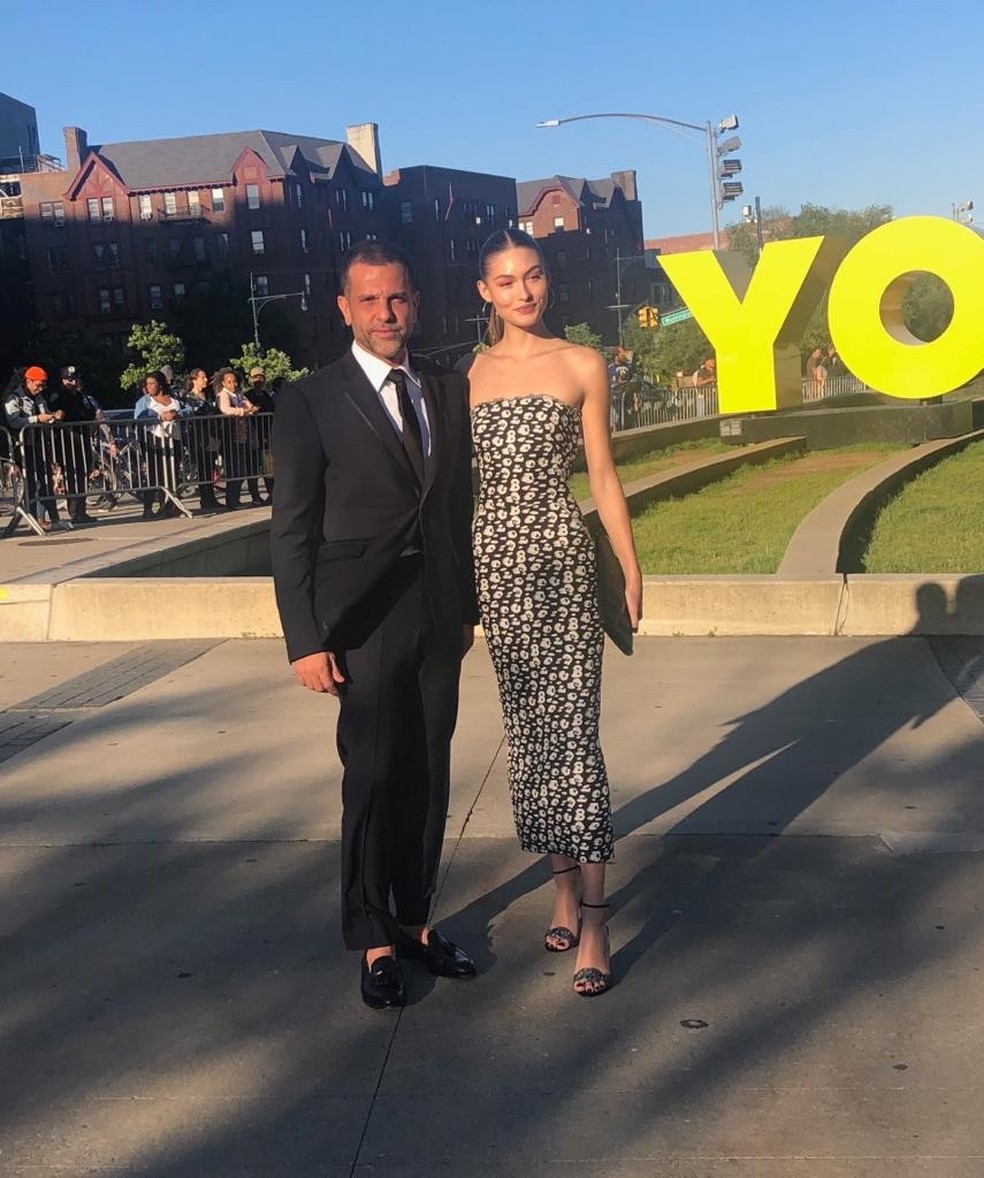 Grace Elizabeth usa sapato de designer brasileiro no CFDA Awards 2019