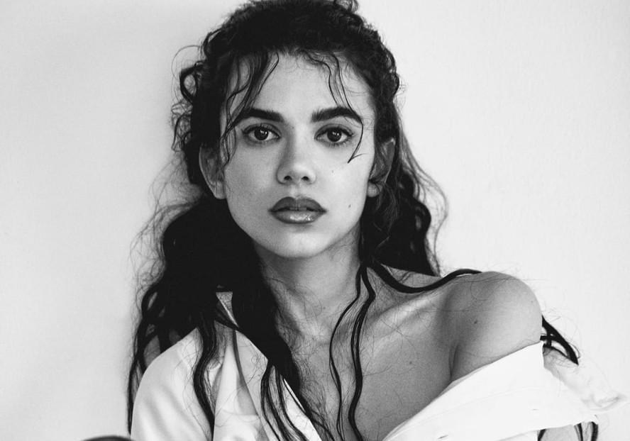 Manu Gavassi esbanja beleza em novo ensaio fotográfico