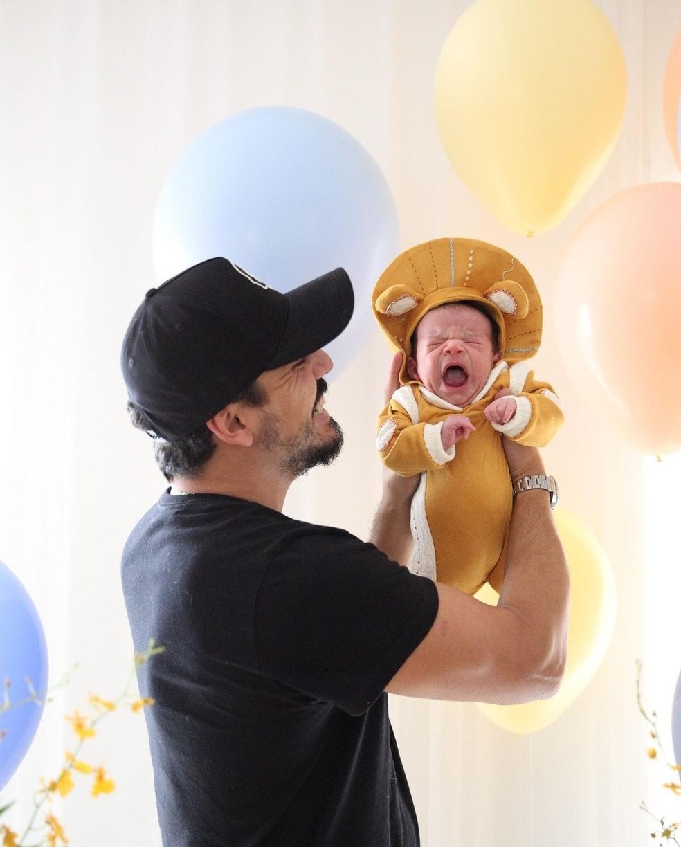 Gabriela Pugliesi e Túlio Dek celebram o 1º mês de vida do filho, Lion