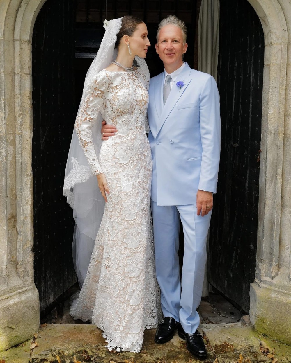 Kate Moss e a filha, Lila, vão juntas ao casamento de Jefferson Hack
