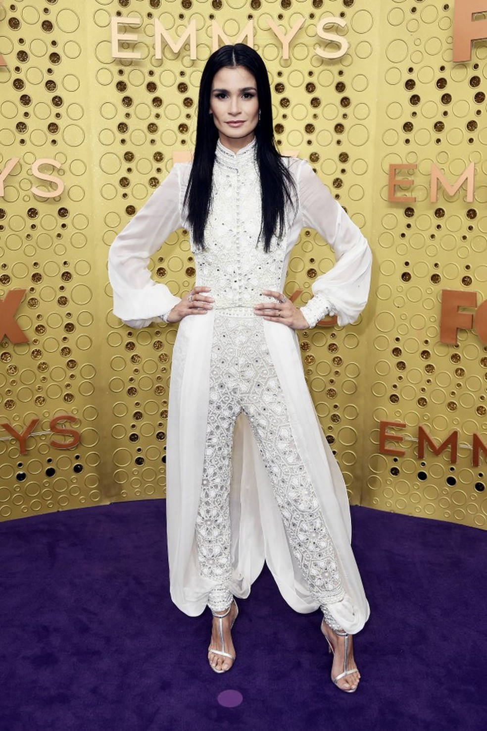 Após desfilar em Milão, Carol Ribeiro mostra sua beleza no Emmy Awards 2019