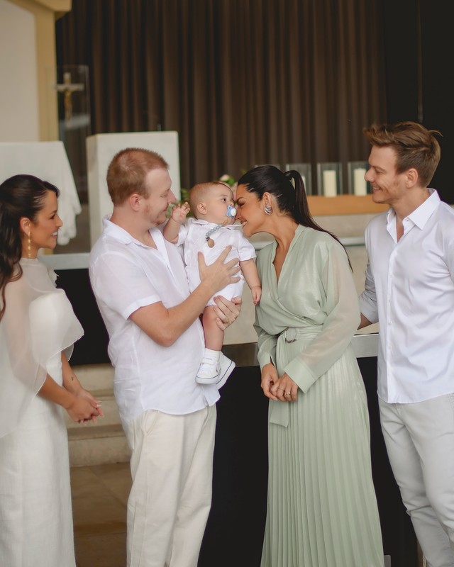 Thais Fersoza e Michel Teló abrem álbum de fotos de batizado do sobrinho